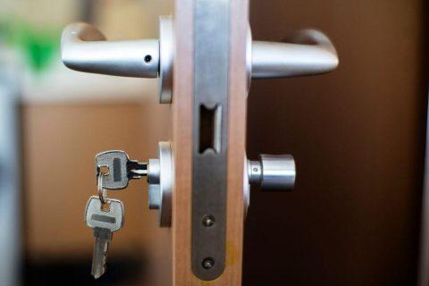 How Do I Know What Size Door Latch I Need? - HomeVib