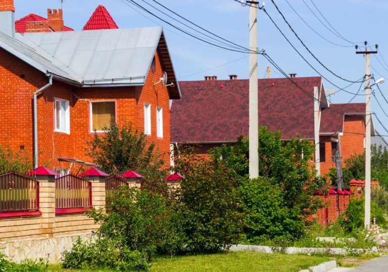 What Color Roof Goes Best With A Red Brick House? - HomeVib